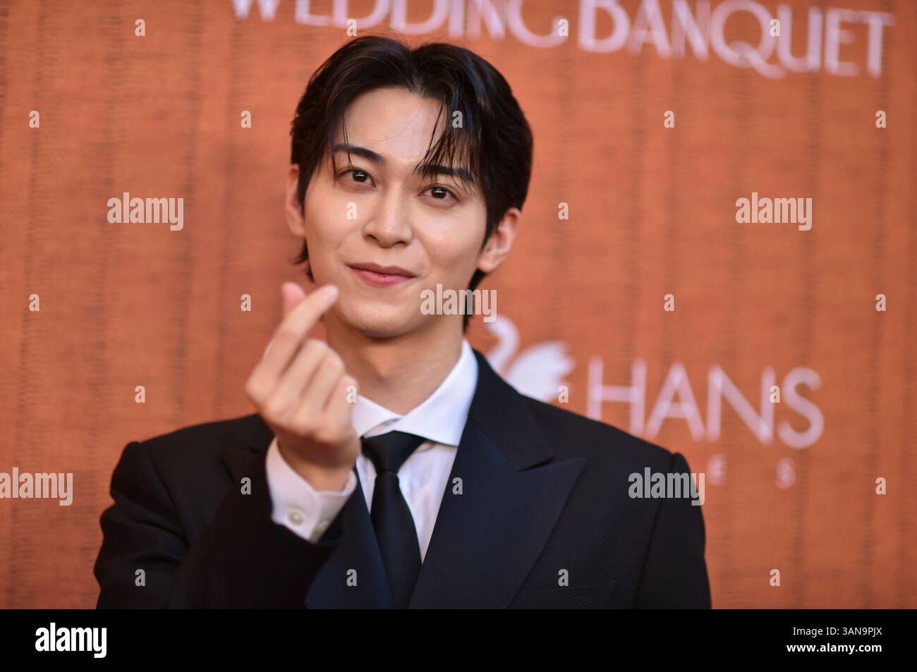 Han Gi-chan makes a finger heart at the premiere of "The Wedding ...