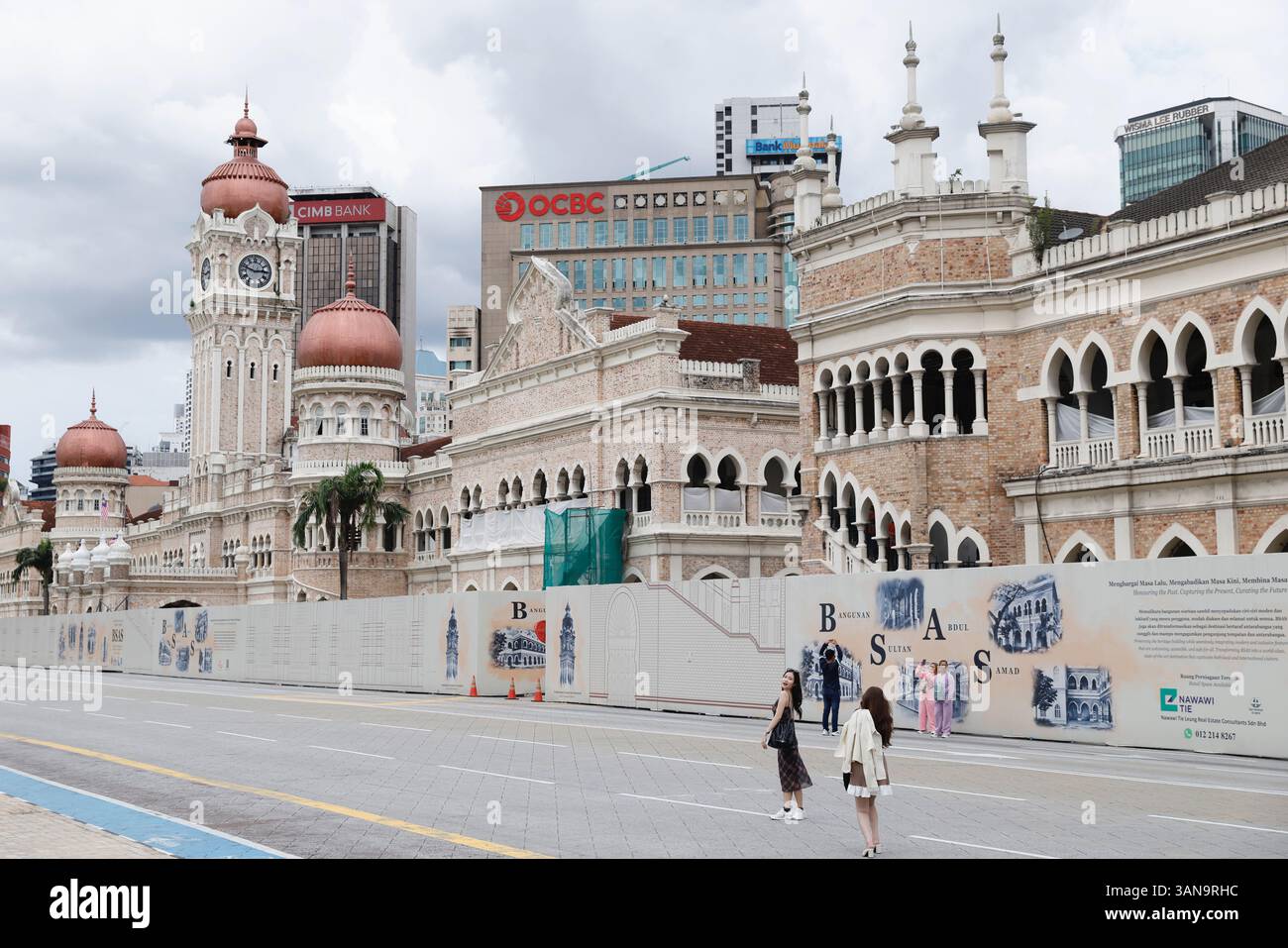 Kuala Lumpur, Malaysia.13th April 2025. Tourists take photos at the ...