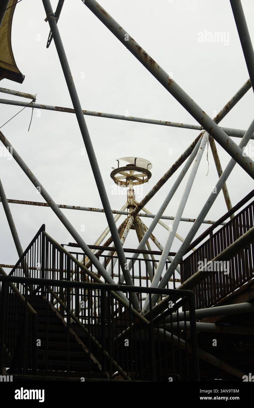 Iron framework hi-res stock photography and images - Alamy