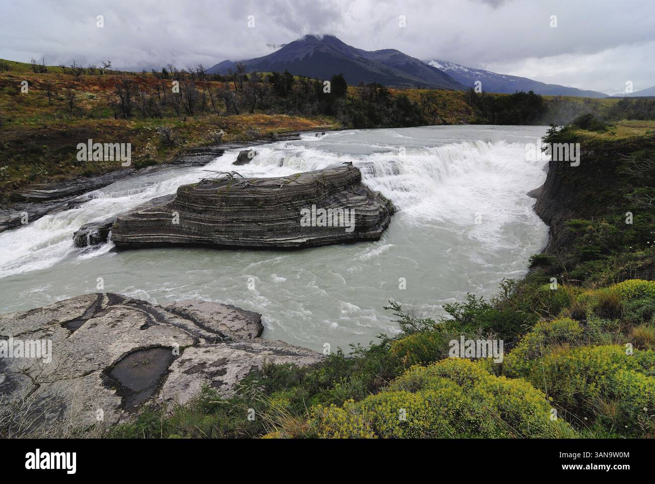 La cascada del paine hi-res stock photography and images - Alamy
