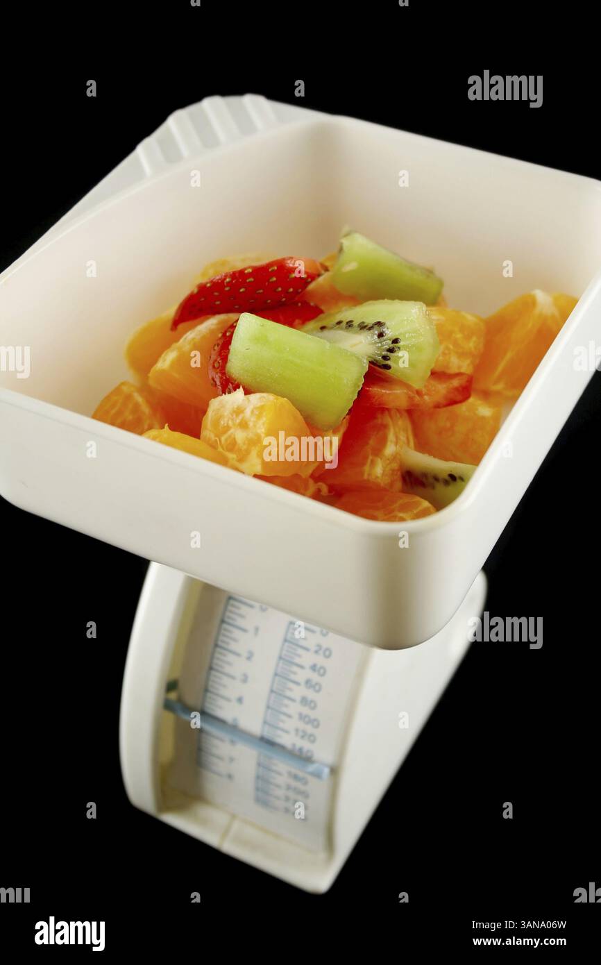 Set of kitchen scales weighing fresh fruit Stock Photo - Alamy