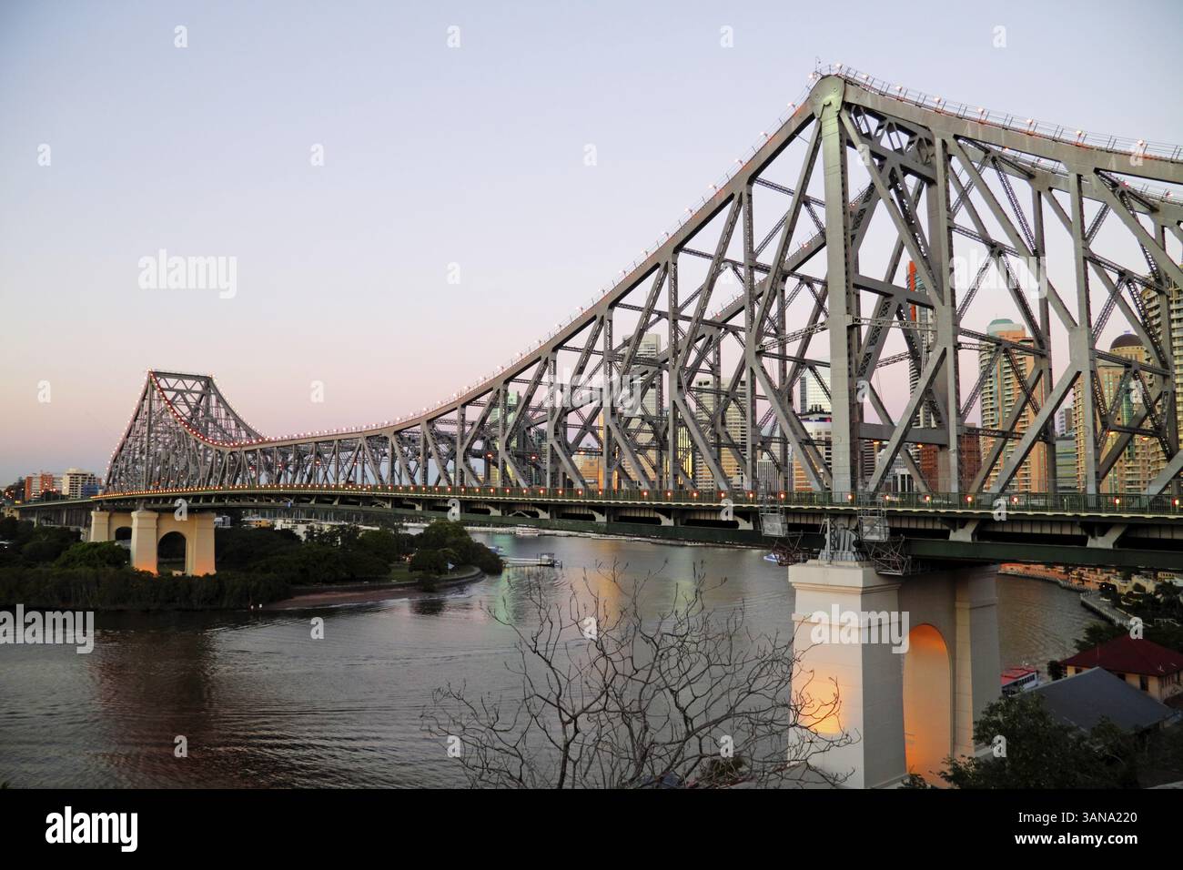 The iconic Story Bridge spanning the Brisbane River in Brisbane ...