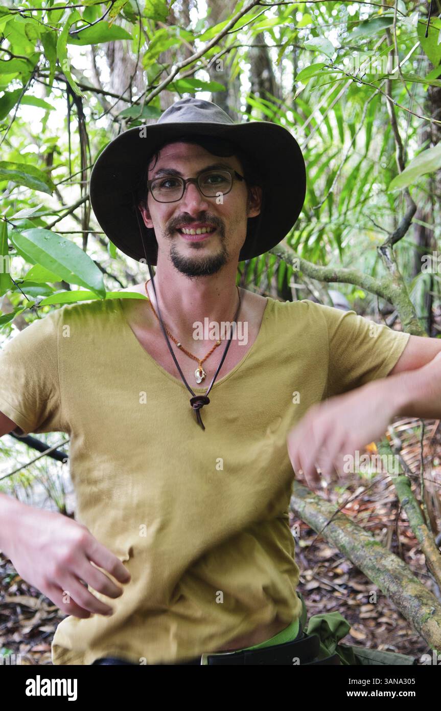 Mann mit Hut im Regenwald, Brasil Stock Photo - Alamy
