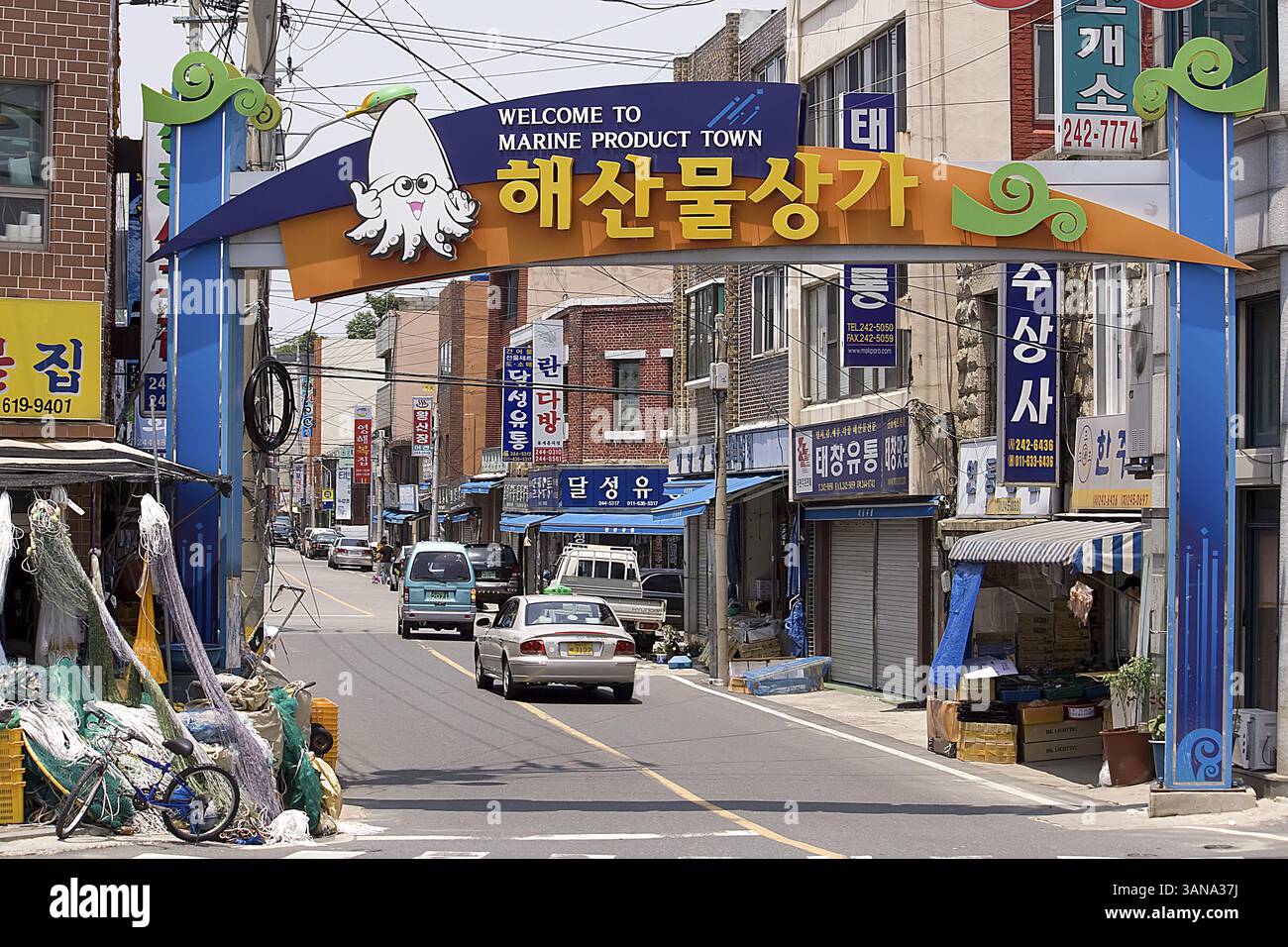 Fish landing market hi-res stock photography and images - Alamy