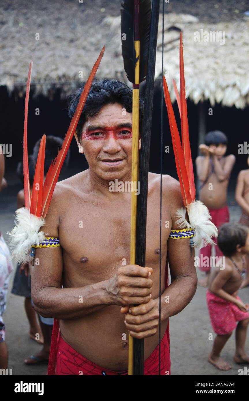 Schamane Yanomami Indianer Rio Demini, Brasil Stock Photo - Alamy