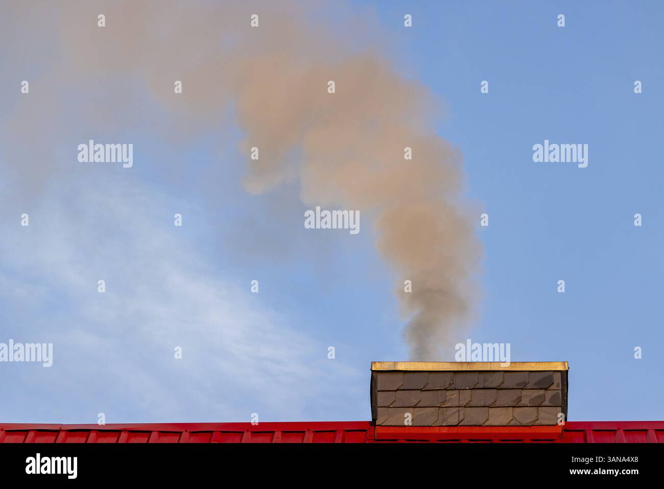 Chimney house with smoke cloud smoking chimney Stock Photo - Alamy