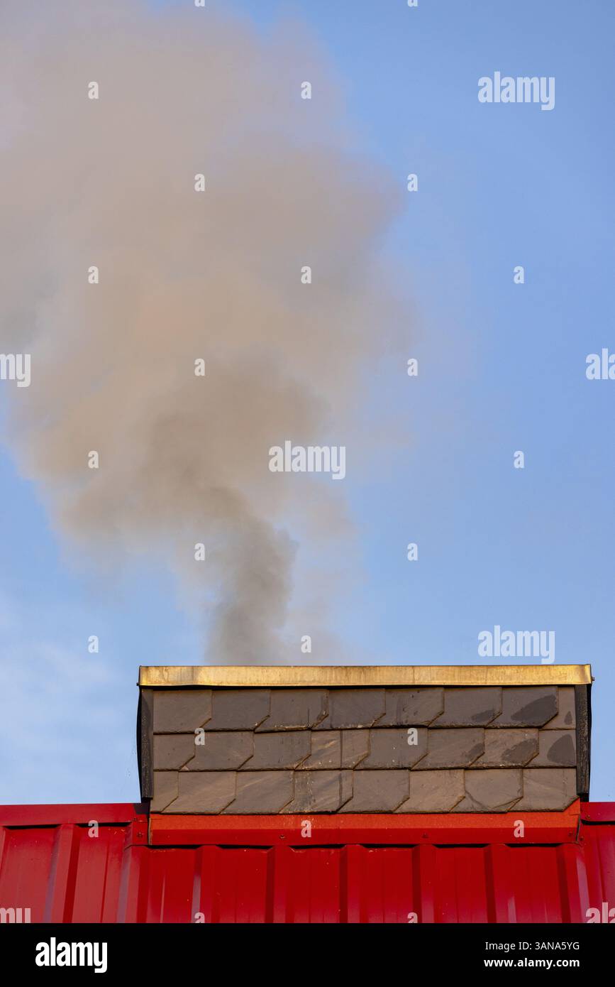 Chimney house with smoke cloud smoking chimney Stock Photo - Alamy