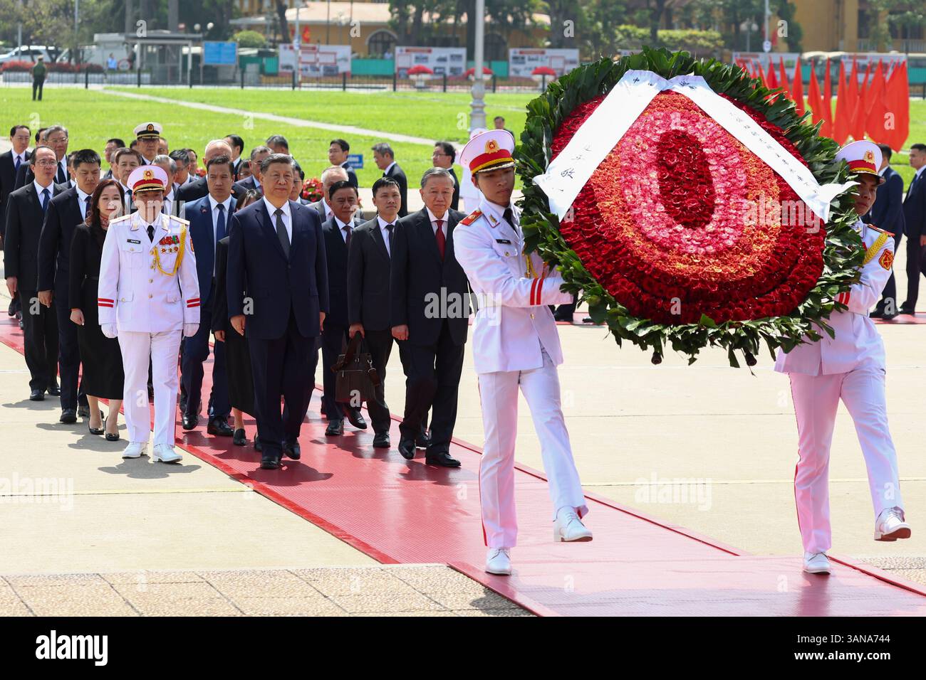 Chinese President Xi Jinping walks with Vietnam's Communist Party ...