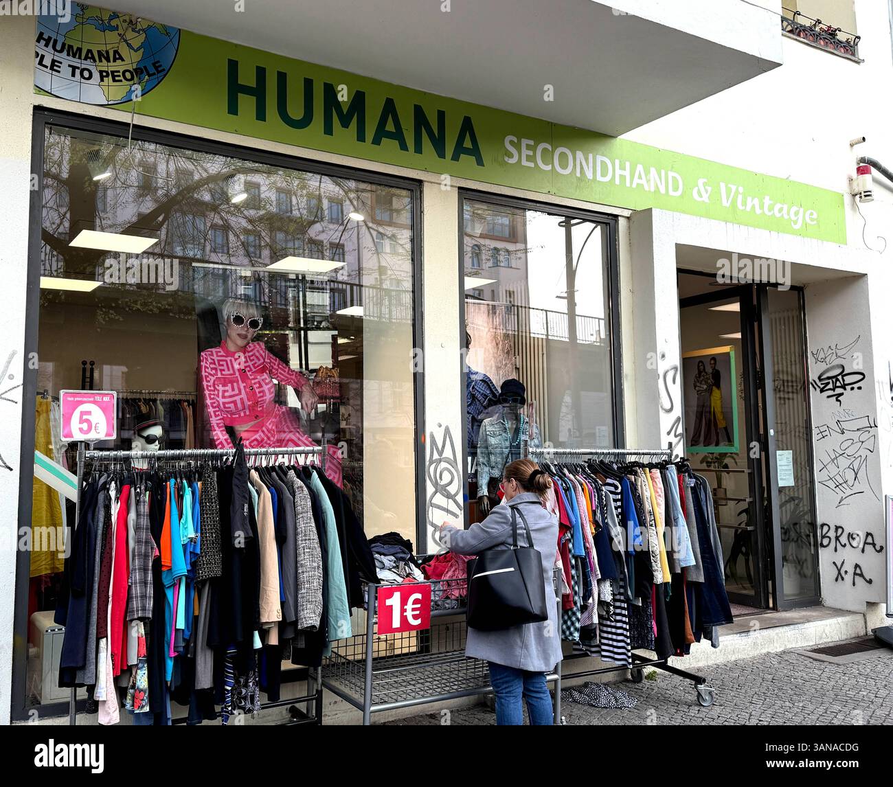 Humana Secondhand Laden in der Schönhauser Allee *** Humana second-hand ...