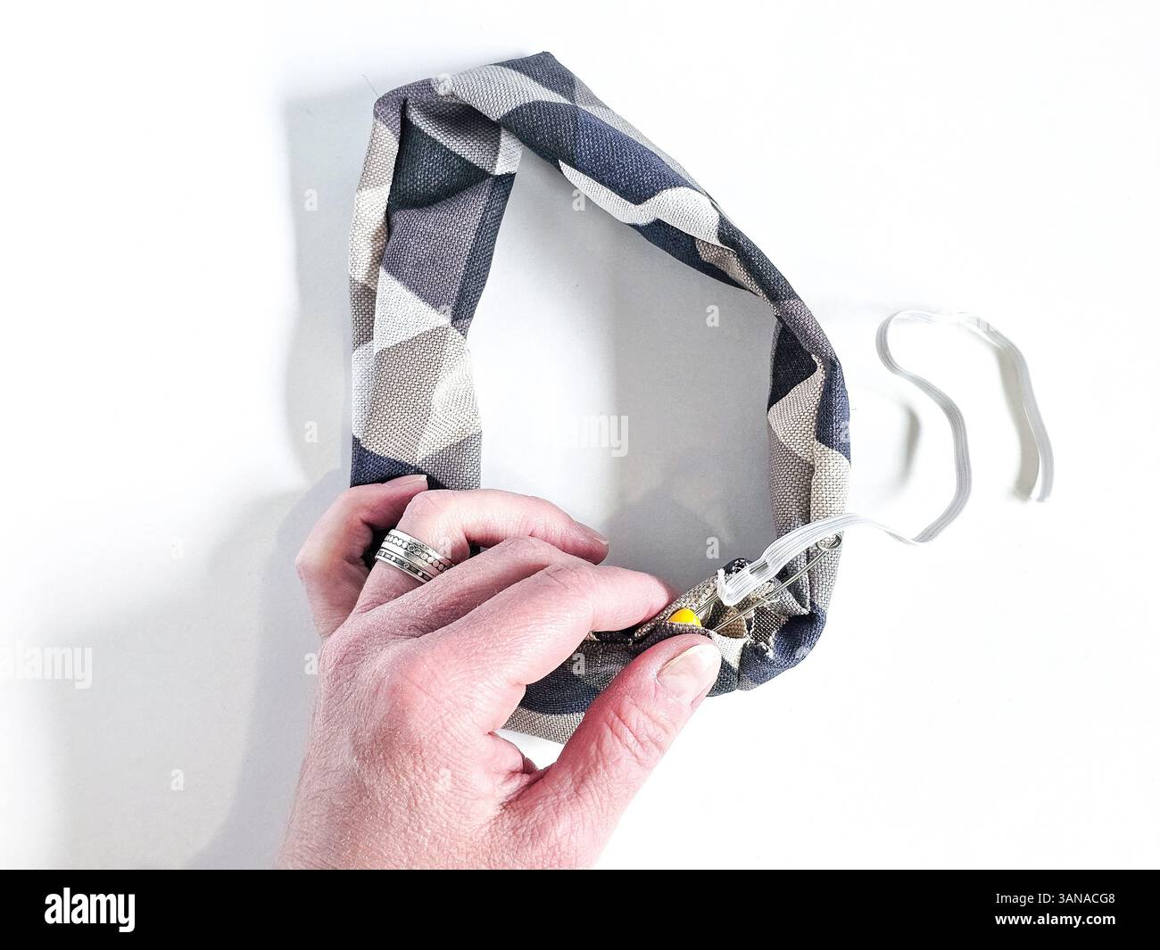 Craft tutorial hi-res stock photography and images - Alamy