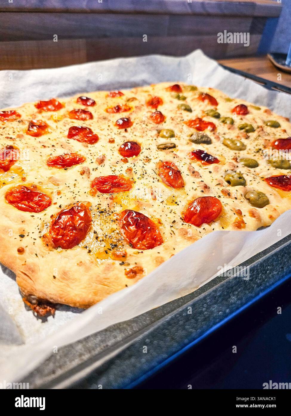 Family eating lunch dinner hi-res stock photography and images - Alamy