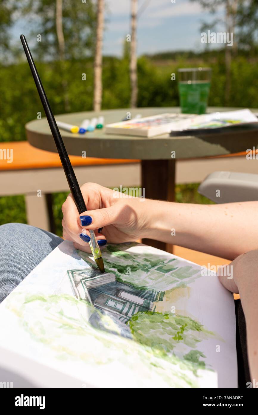 Woman artist who paints picture hi-res stock photography and images - Alamy