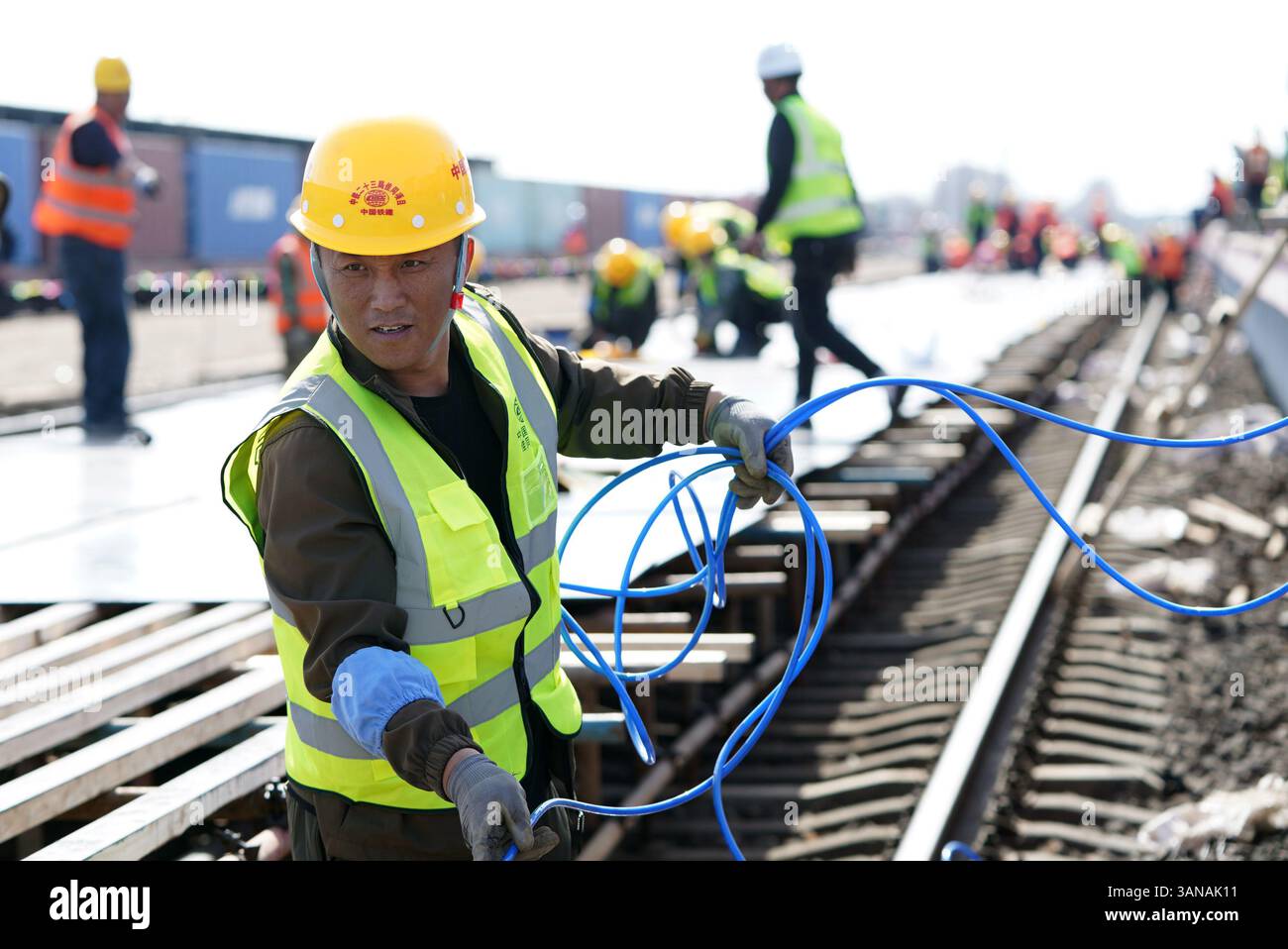 (250415) -- JIAMUSI, April 15, 2025 (Xinhua) -- Workers are pictured at ...