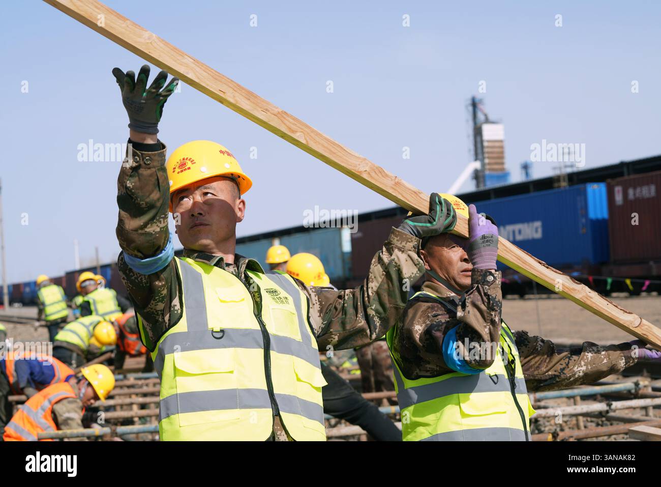 (250415) -- JIAMUSI, April 15, 2025 (Xinhua) -- Workers are pictured at ...