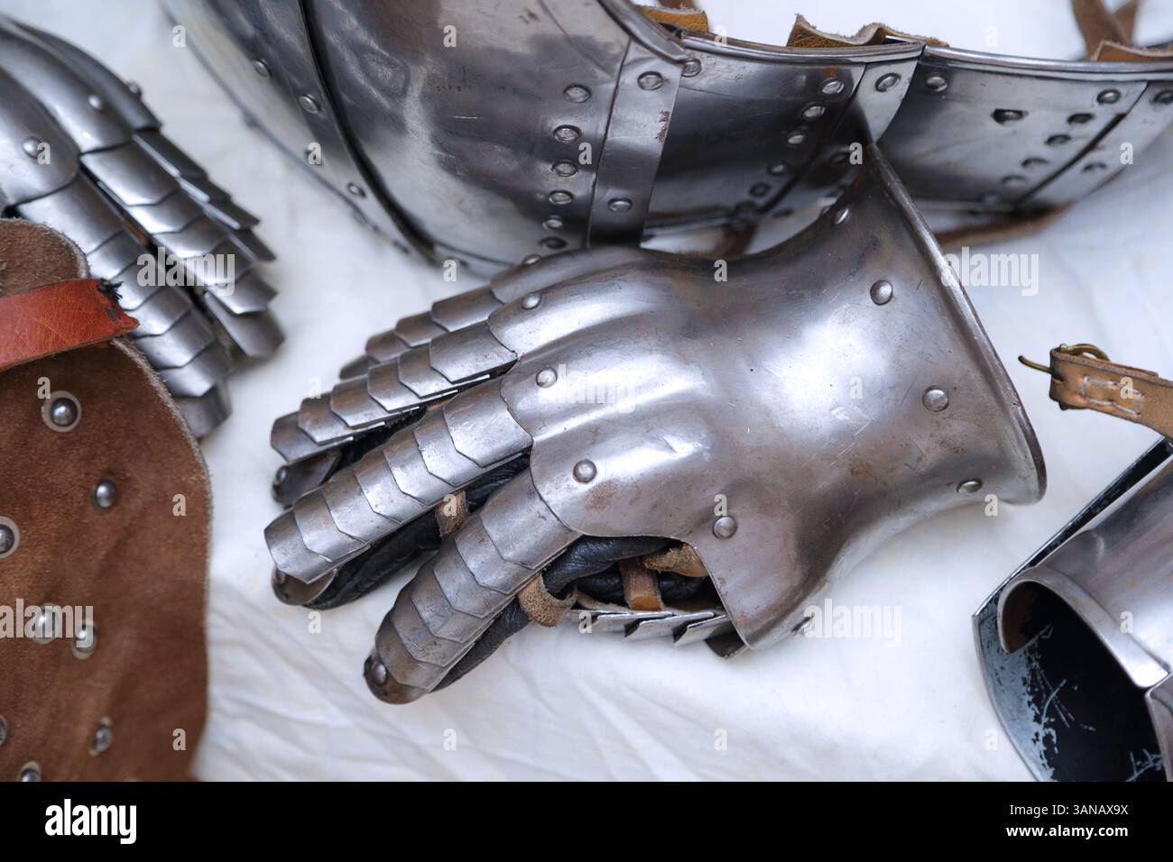 Armor parts gauntlets hi-res stock photography and images - Alamy
