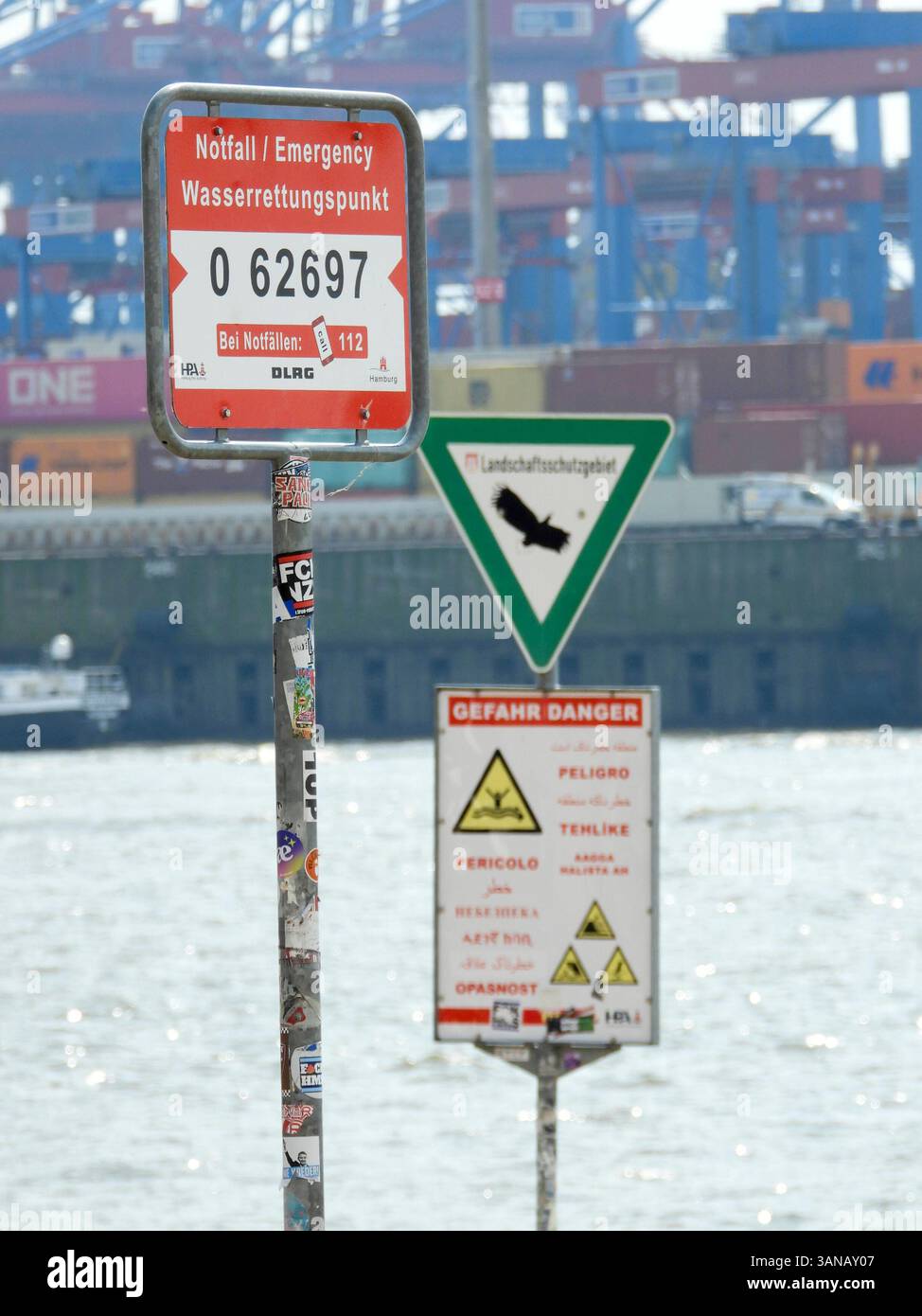 Hamburg-14.04.2025- Warn und Hinweis Schilder am Elbstrand weisen auf ...