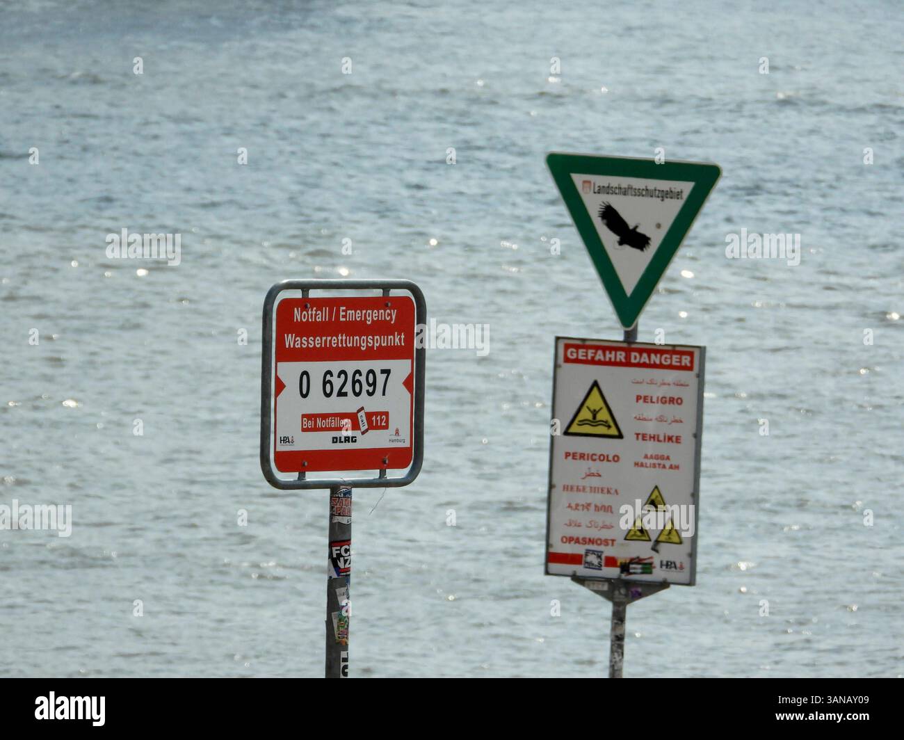Hamburg-14.04.2025- Warn und Hinweis Schilder am Elbstrand weisen auf ...