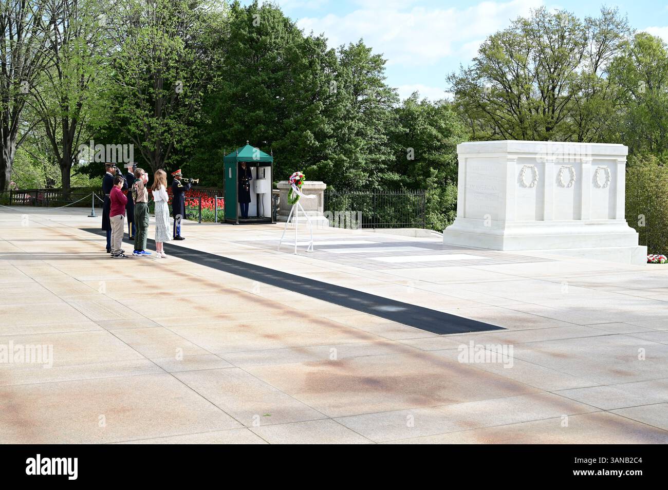 Soldiers and Children paying respects at the tomb of the unknown ...