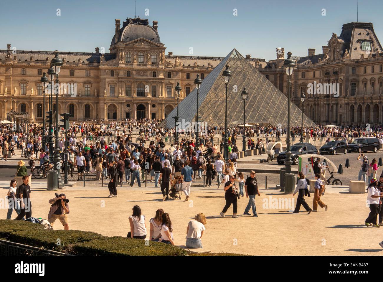 Fr1208 France, Paris, Louvre Museum, crowds of visitors in central ...