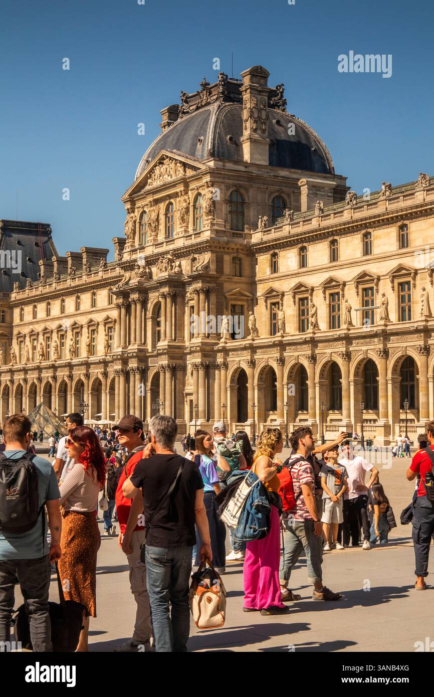 France, Paris, Louvre Museum, crowds of visitors in Cour Napoleon at ...