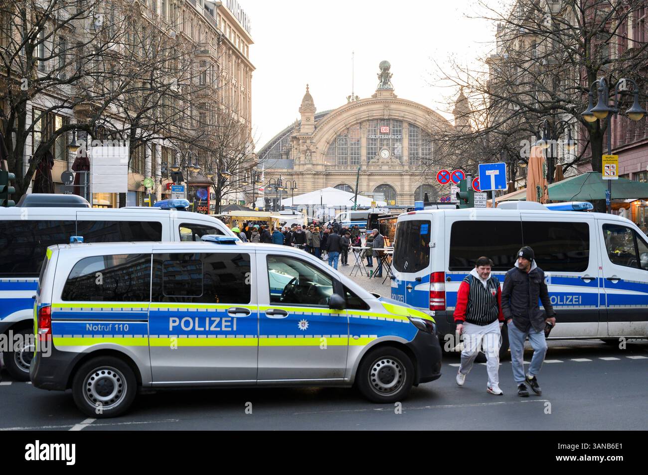Polizeikontrolle in der Waffenverbotszone 27.02.2024 Frankfurt Polizisten kontrollieren ...