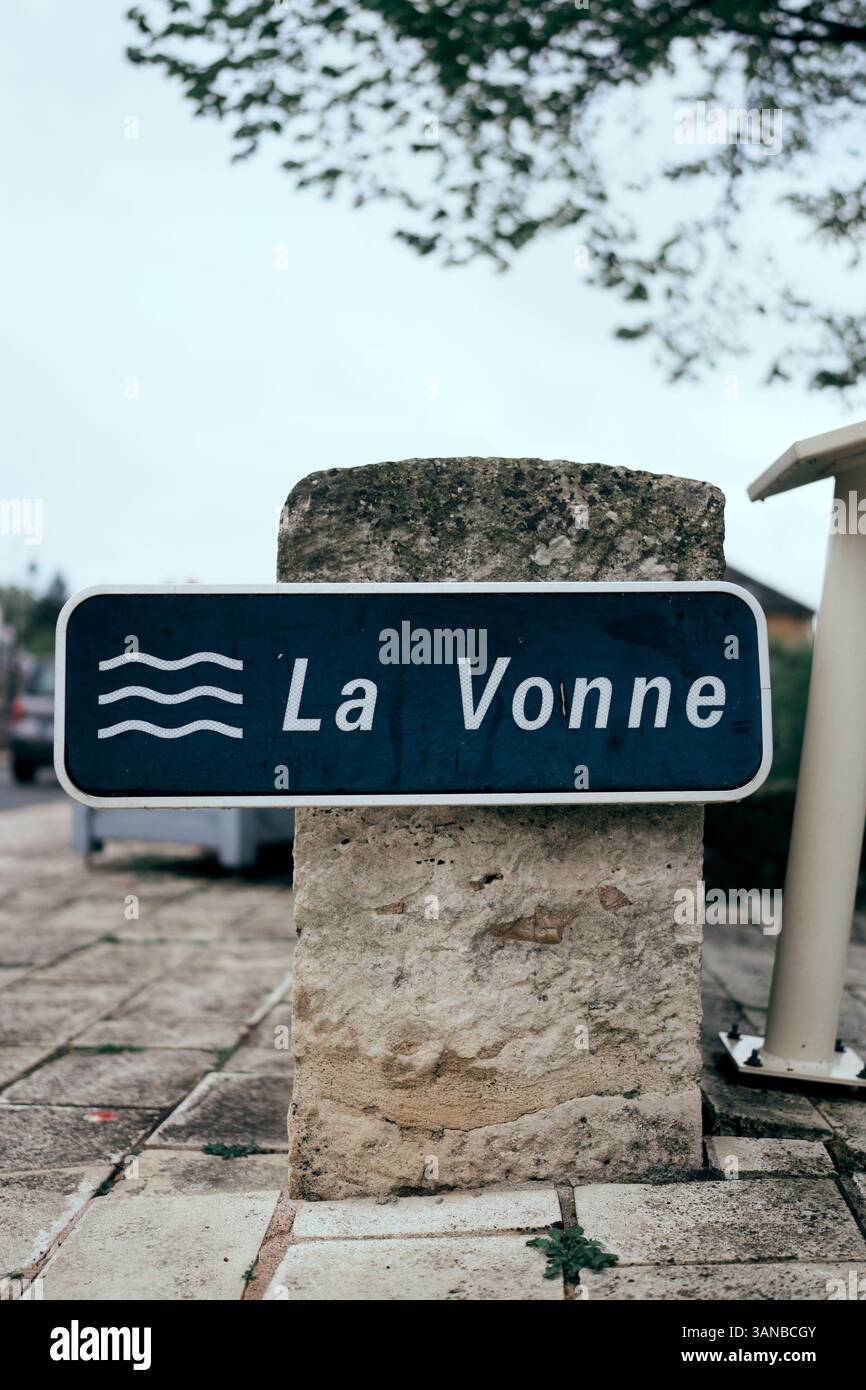 Vivonne, France. 15th Apr, 2025. This photograph shows a view of the ...