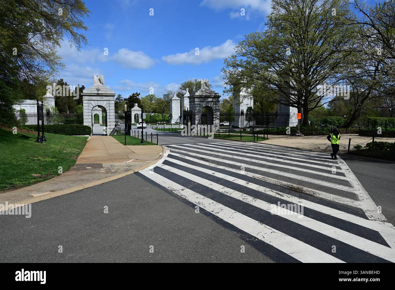 Sentry boxes, gates, entrances and exits at Arlington Cemetery ...