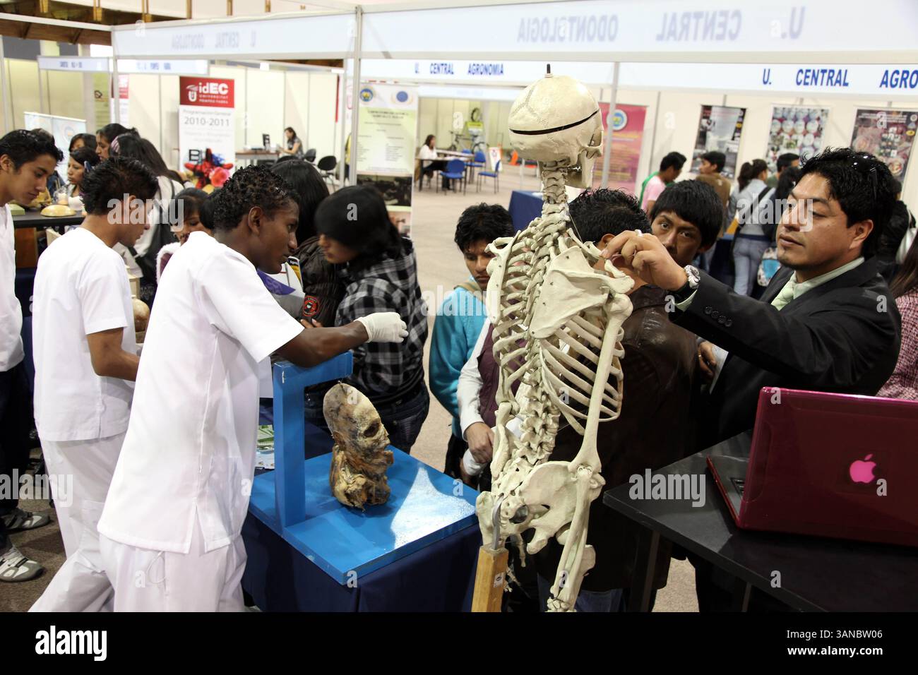 Apr. 14, 2010 - (14/04/2010) QUITO. 14/04/10. SOCIEDAD...Feria de ...