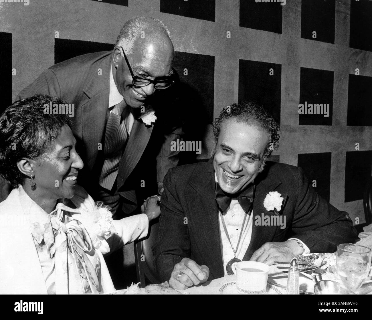 Aug. 08, 1977 - Memphis, TN, U.S. - JESSE TURNER (Center) visits with ...