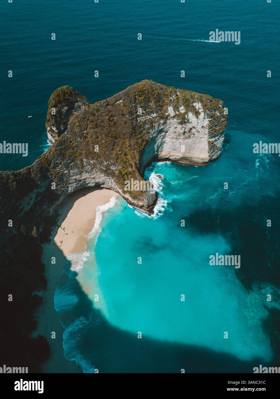 Kelinking beach nusa penida hi-res stock photography and images - Alamy