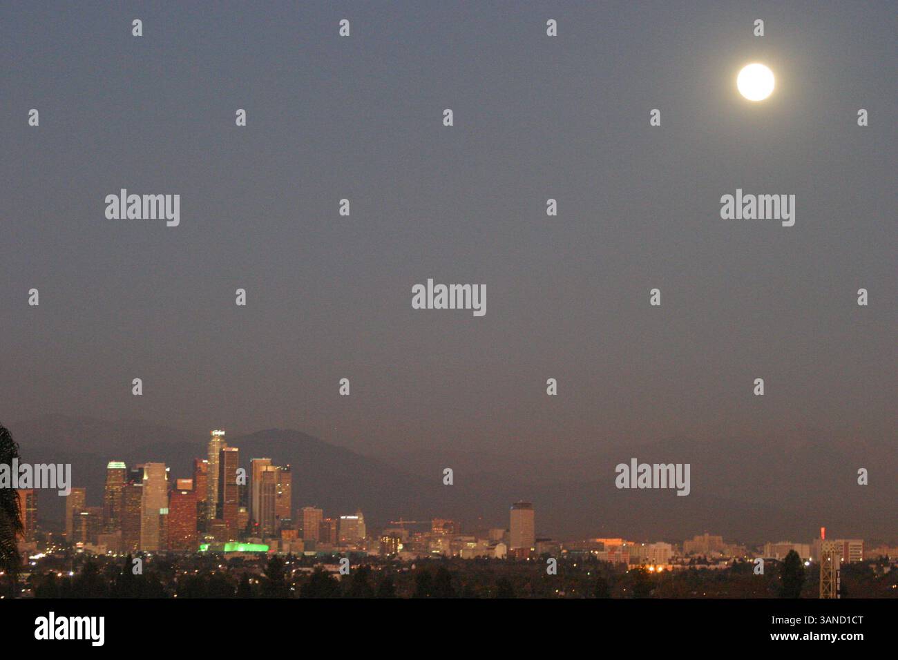 Dec 04, 2006 - Los Angeles, California, USA - The smog filled sky ...