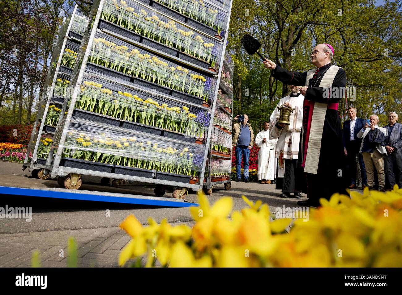 LISSE - Bishop of Rotterdam Hans van den Hende blesses flowers at ...