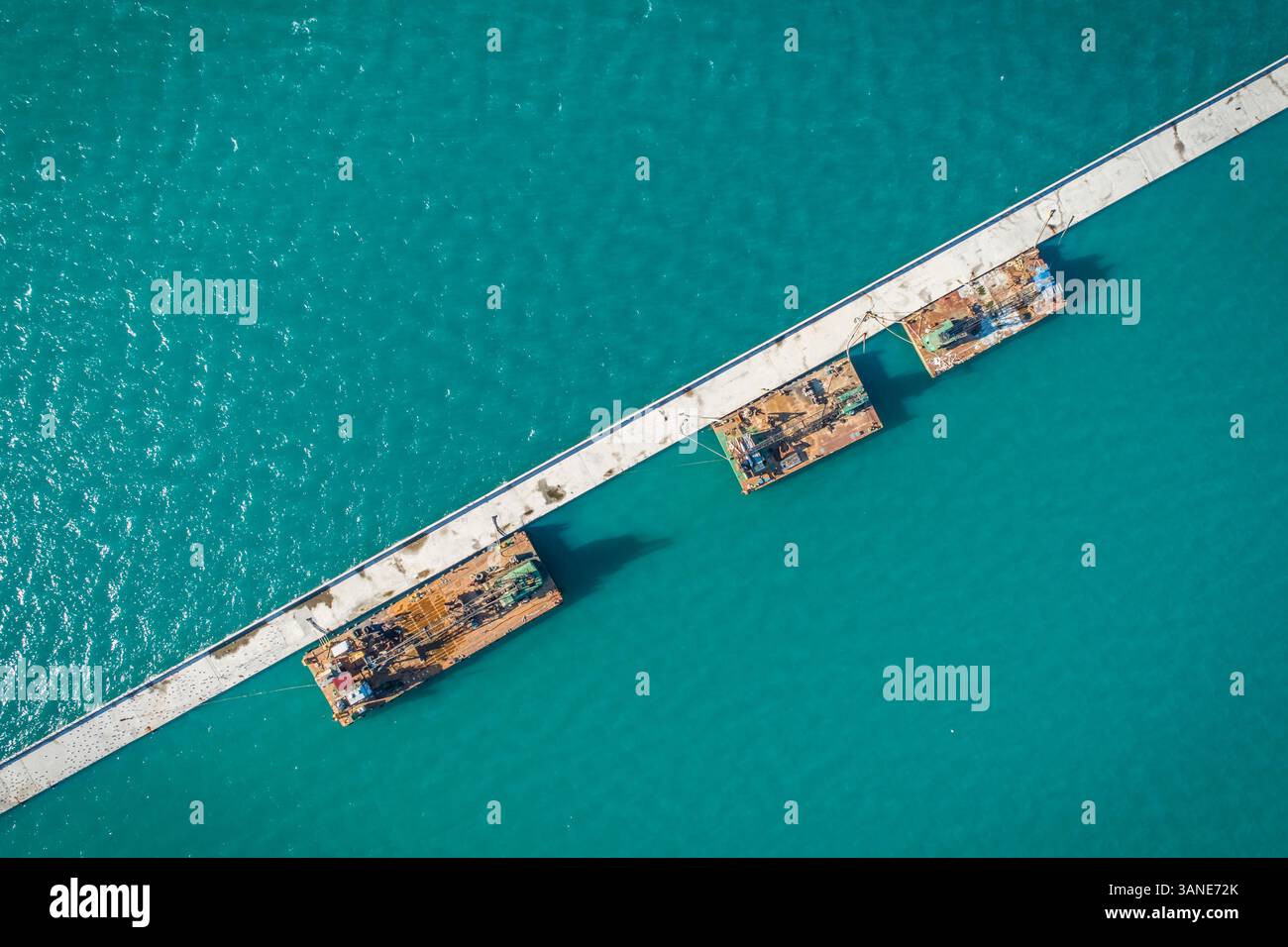Aerial view of floating platforms in the sea Stock Photo - Alamy