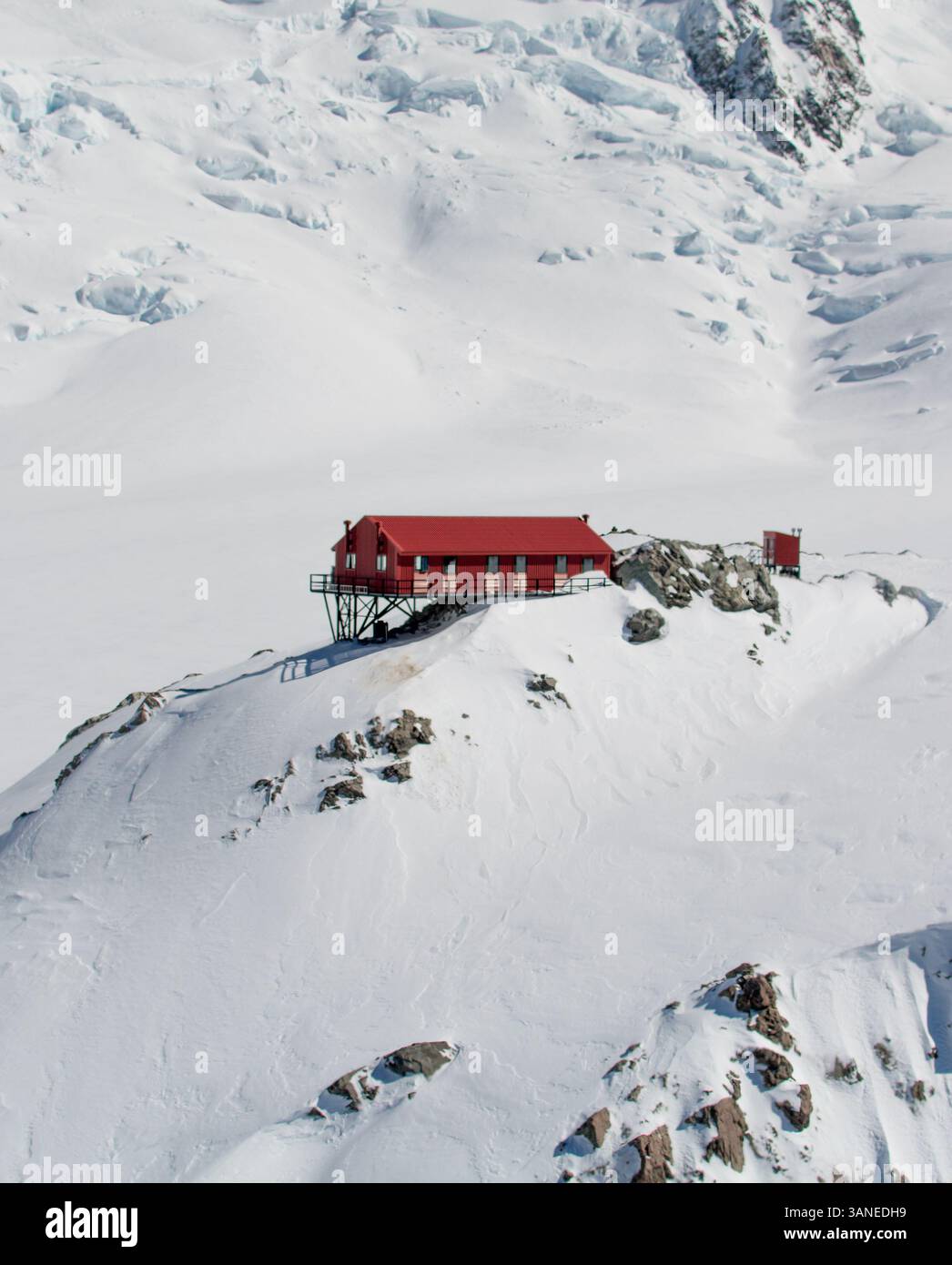 Aerial view of red Mueller Hut in the snowy mountains of Aoraki, Mount ...