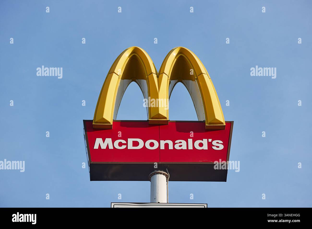 Mcdonalds roadside restaurant sign hi-res stock photography and images ...