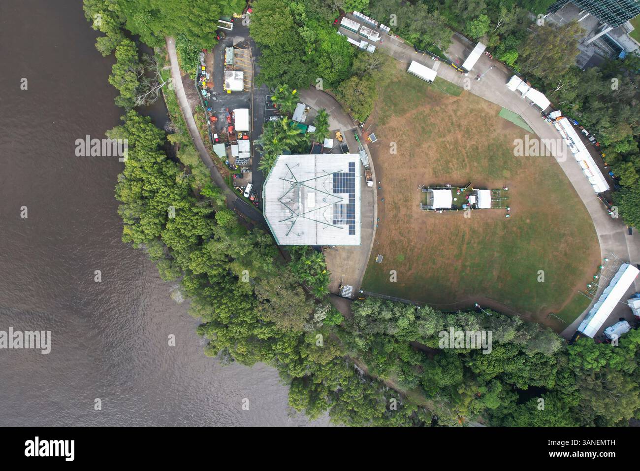 Aerial view of lush greenery and the Brisbane River with Gardens Point ...