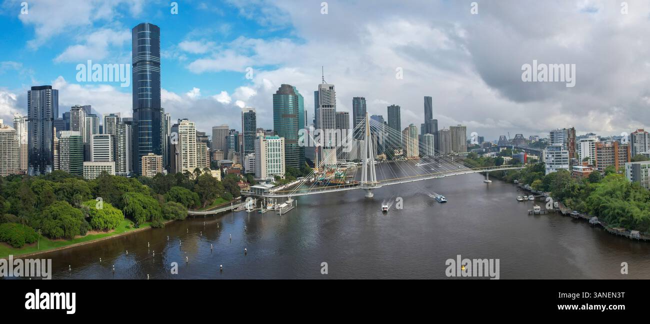 Aerial view of cityscape featuring Brisbane River, Kangaroo Point ...