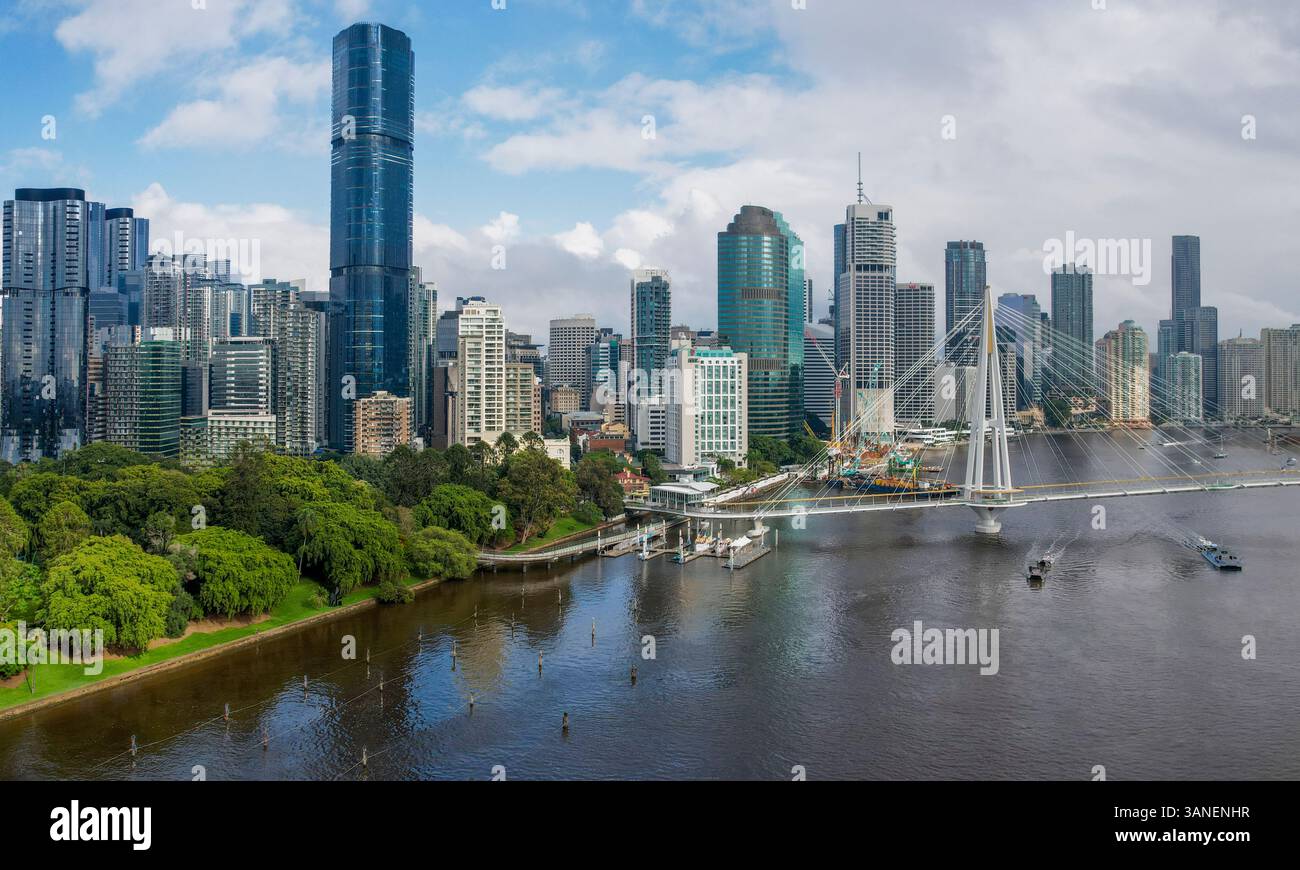 Aerial view of city botanic gardens and kangaroo point bridge alongside ...