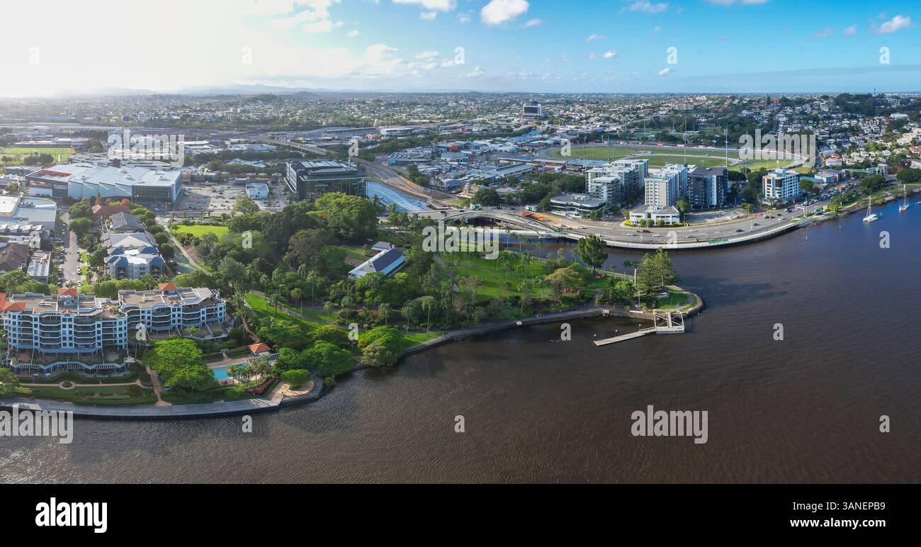 Aerial view of brisbane river and newstead house with modern cityscape ...
