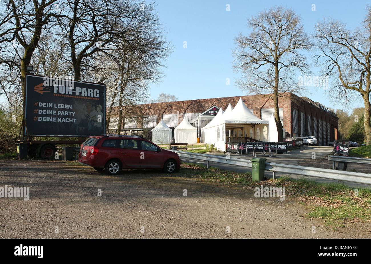 Eingang zur Großraumdiskothek Fun-Parc Trittau am Technologiepark 11 ...