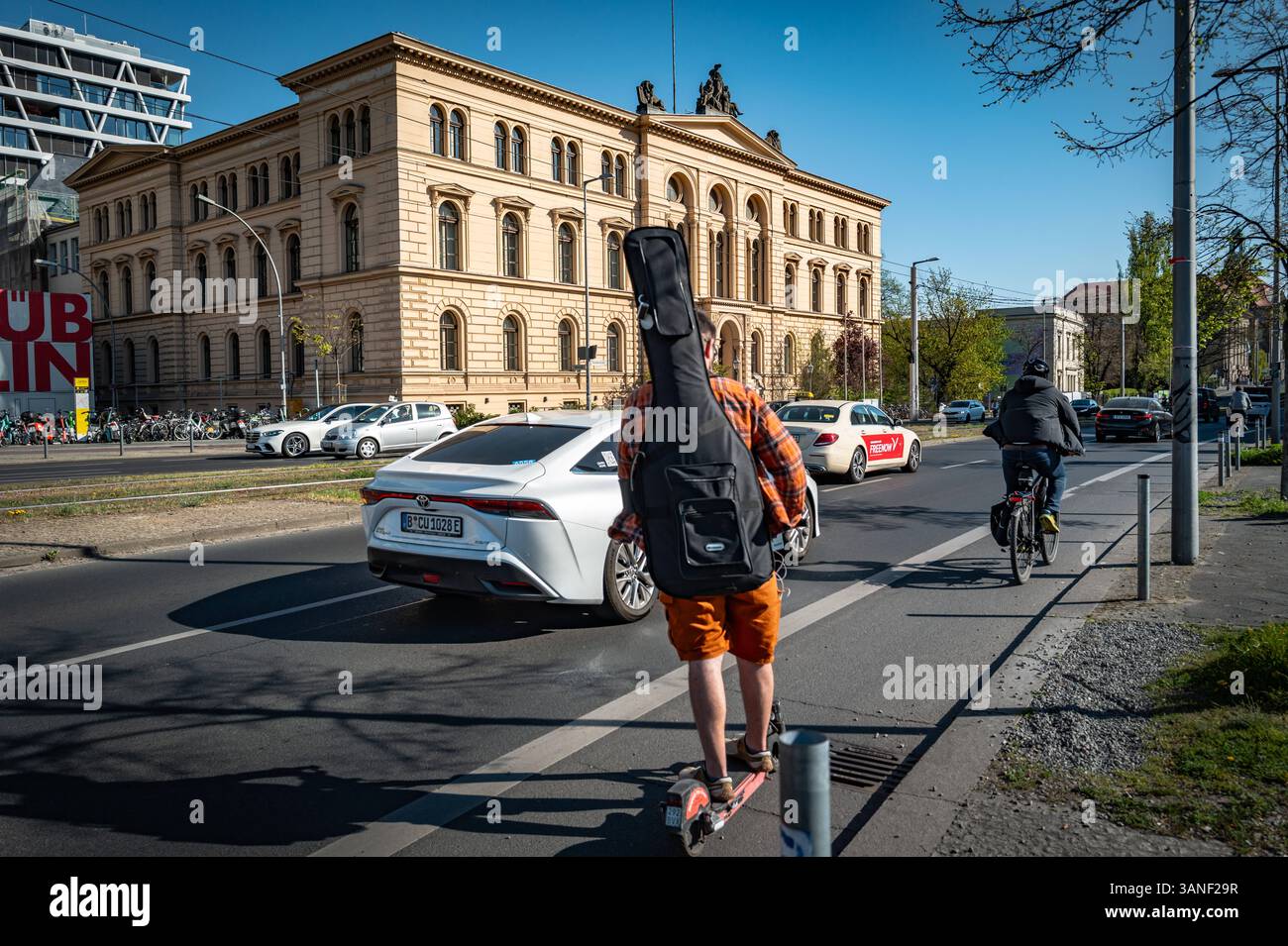 Berlin, Straßenszene Invalidenstraße mit Sozialgericht - 14.04.2025 ...