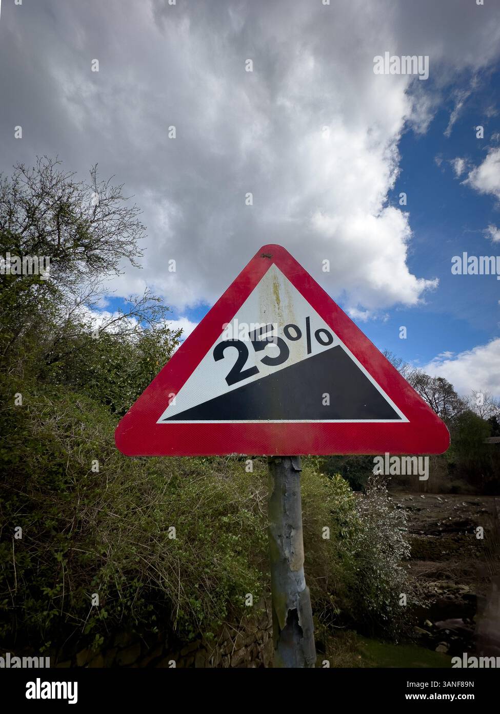 A 25% incline hill sign in the UK Stock Photo - Alamy