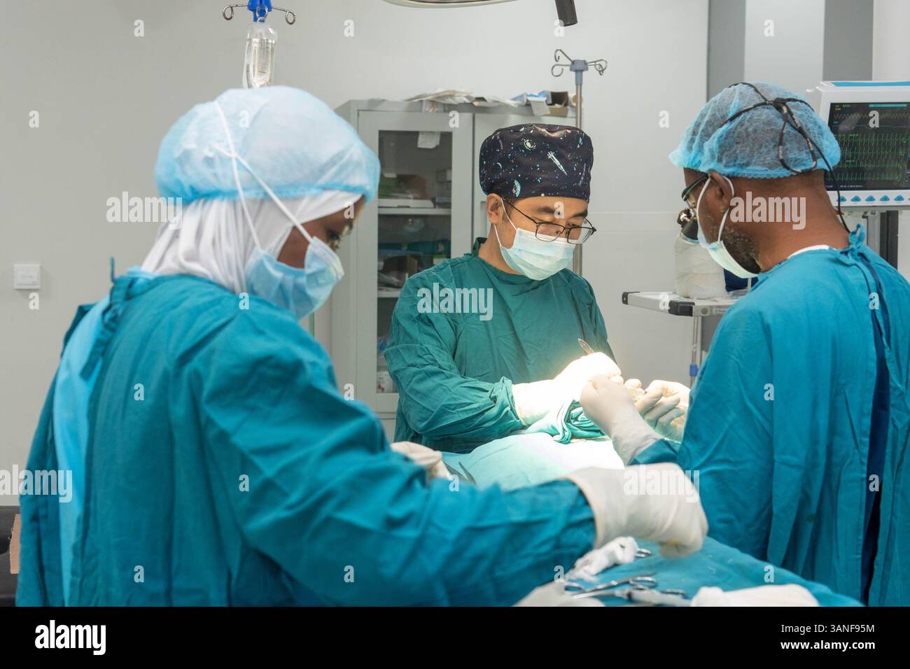 (250415) -- ZANZIBAR, April 15, 2025 (Xinhua) -- Fang Jin (C), an oral ...