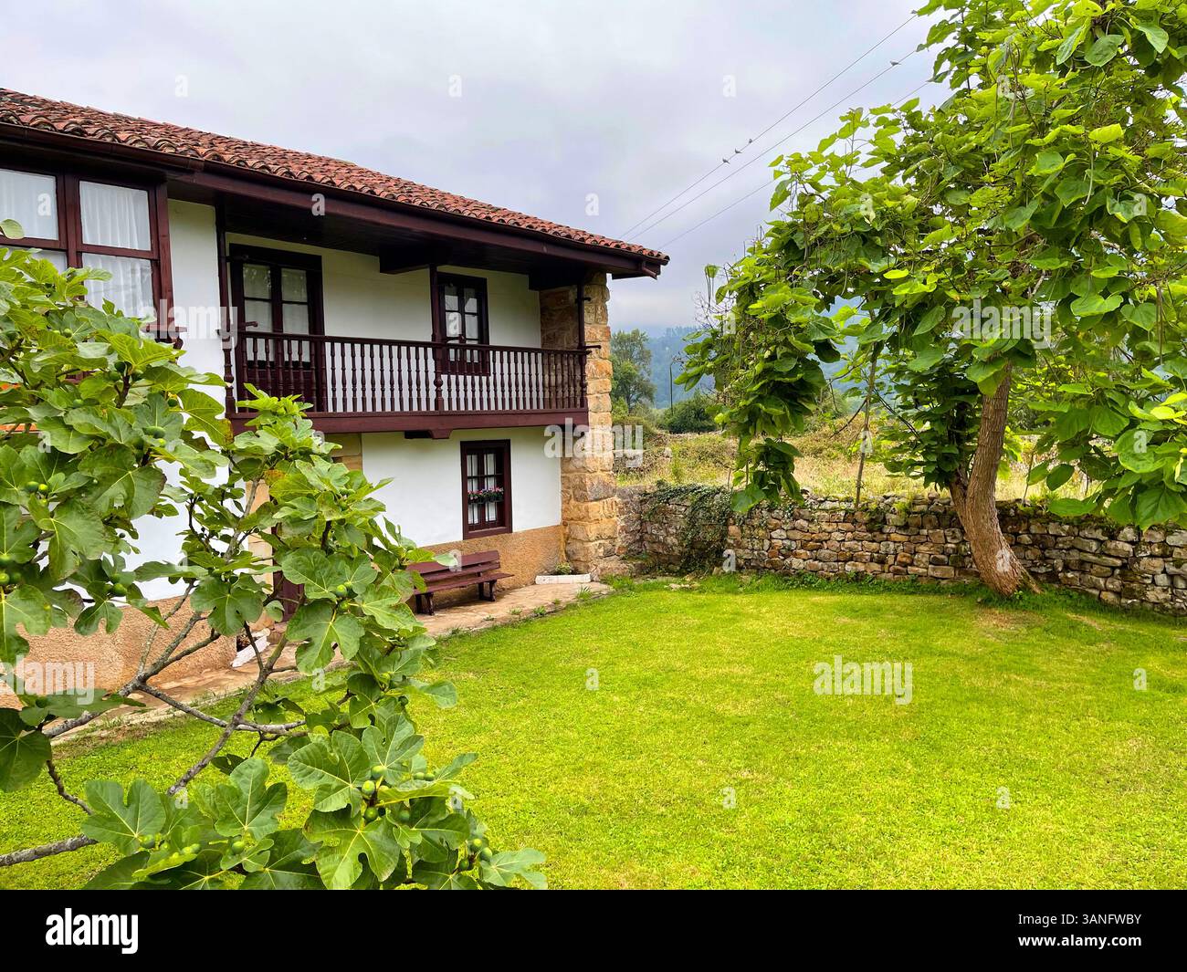 Casas de pueblo tradicionales smartphone stock photos and images - Alamy
