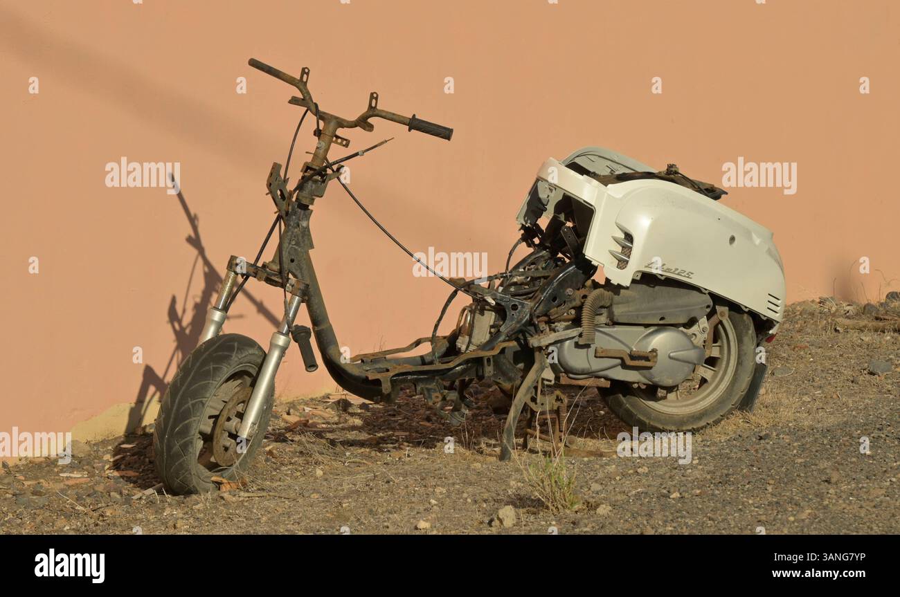 Defekter Motorroller, Schrott, Ortschaft Vueltas im Valle Gran Rey, La ...
