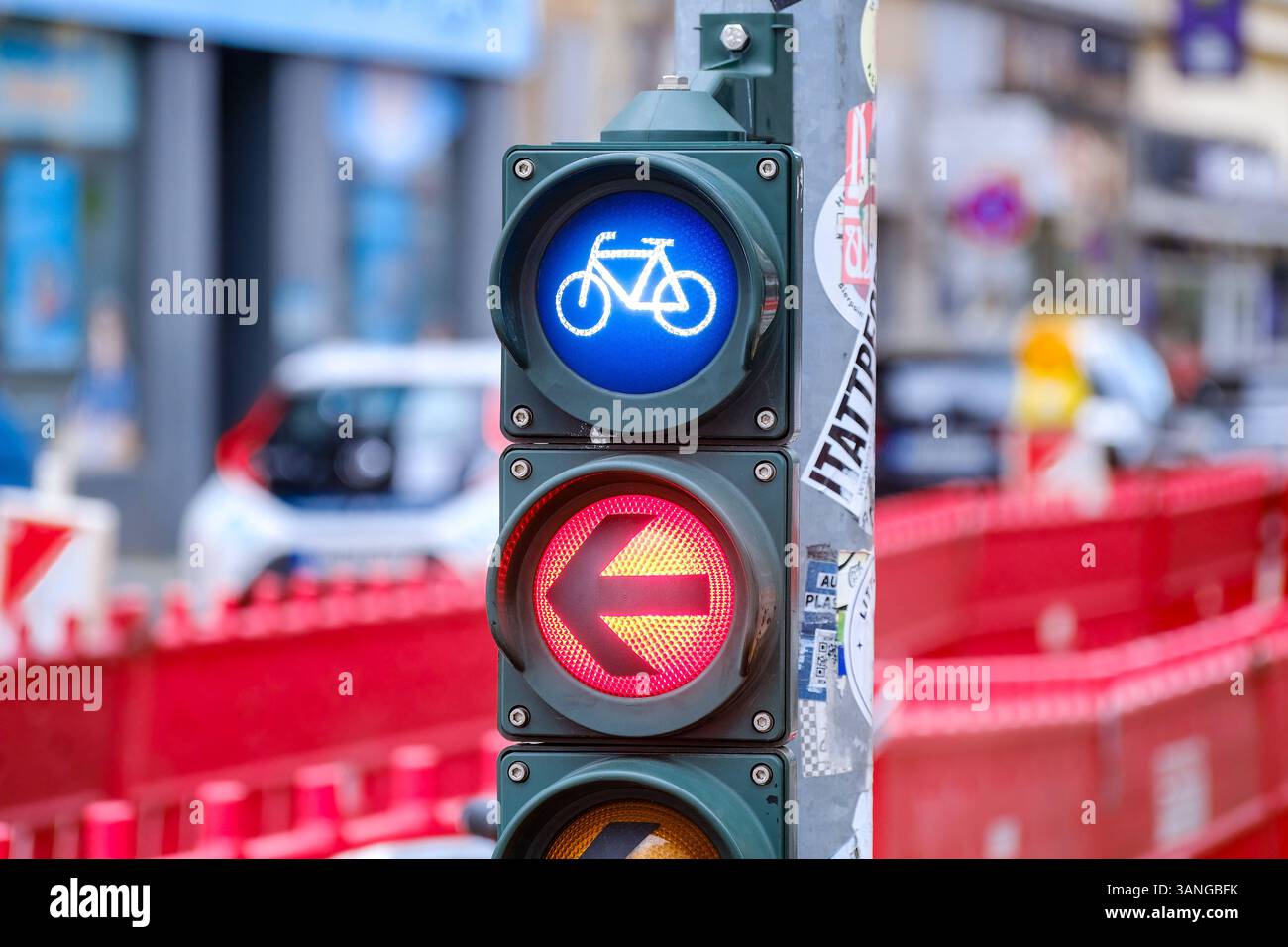 Düsseldorf 15.04.2025 Fahrradampel Fahrradfahrer rotes Licht ...