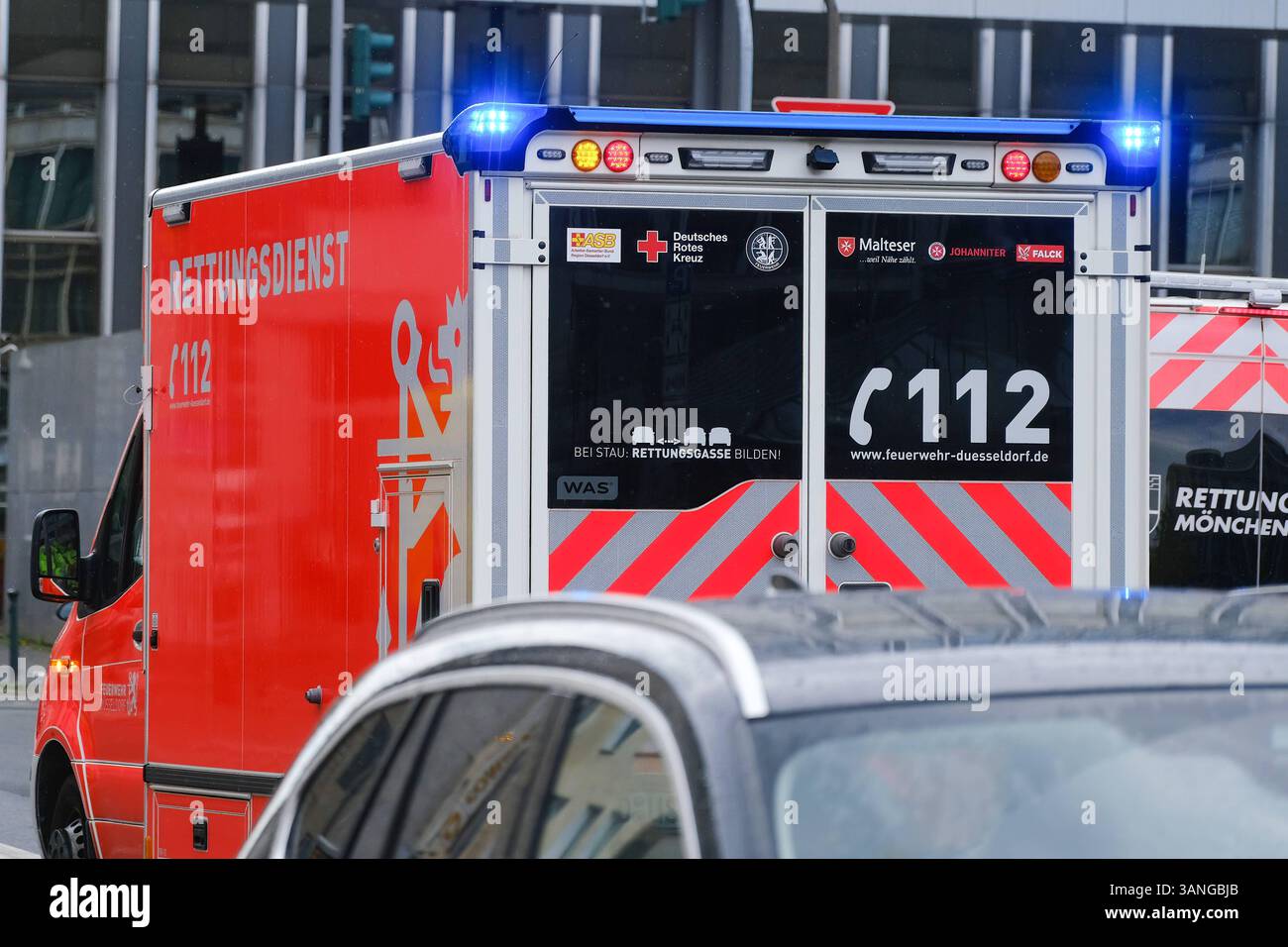Düsseldorf 15.04.2025 Rettungswagen Rettungsdienst ...