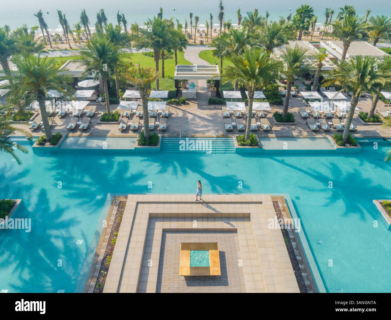 Aerial view of the Palm Jumeirah with luxury resort and swimming pool ...
