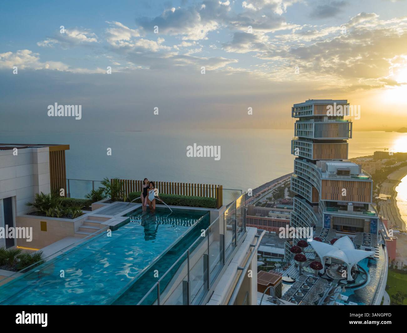 Aerial view of the Palm Jumeirah hotel and infinity pool, Dubai, United ...