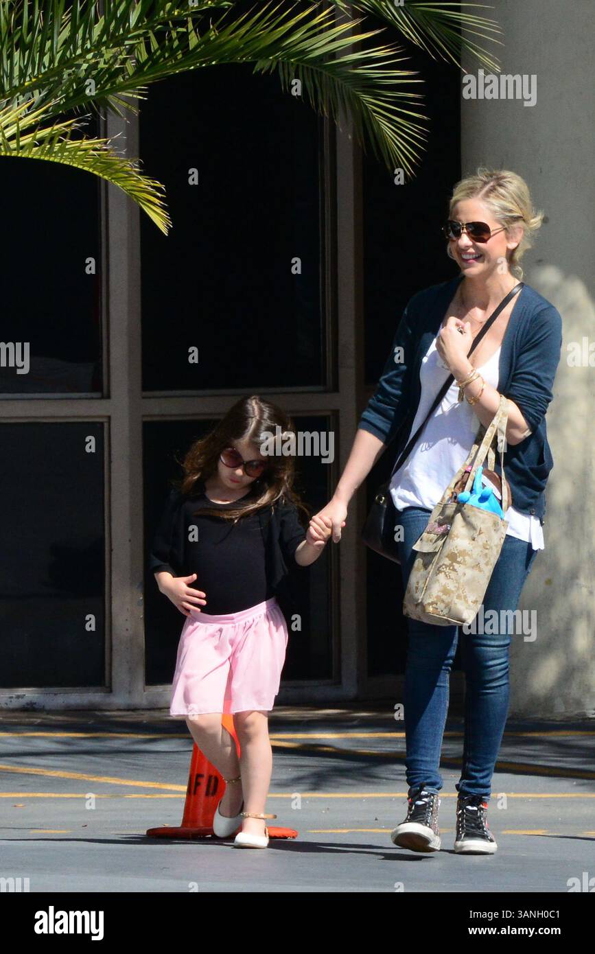 Sarah Michelle Gellar picking up her daughter Charlotte Grace Prinze ...
